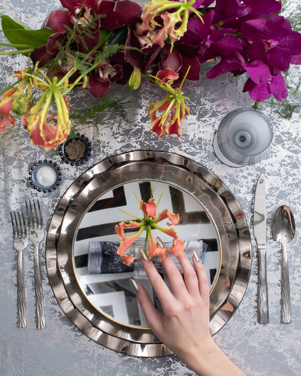 Ruffle Dinner Plate | Platinum – Maison de Carine